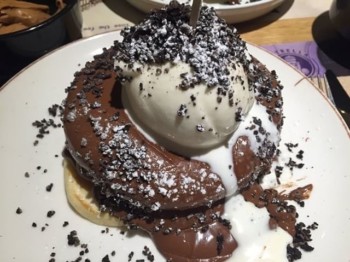 Pancakes με Σοκολάτα και Παγωτό στο Estrella στην Αθήνα | FoodCritic
